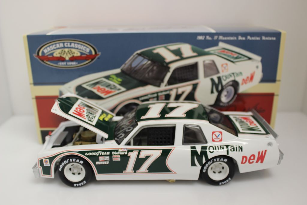 Darrell Waltrip Autographed #17 Mt. Dew 1:24 Nascar Classics Diecast
