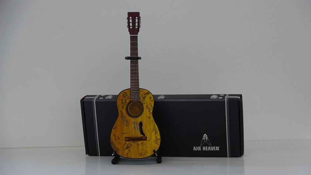 Axe Heaven - Willie Nelson Signature “Trigger” Acoustic Miniature ...